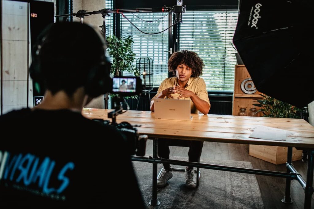 Joshua Alagbe | Presentator, Zakelijke vlogger & Social Media adviseur.